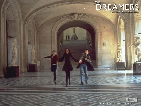 《戏梦巴黎》当中三位主角在卢浮宫奔跑破纪录的桥段是模仿哪部电影的片段？ - 知乎