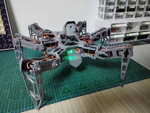 机甲学院 的想法: 机甲学院｜六足机器人设计 | 感觉外形设计怎么样，欢迎留下你的看法，有可能会被采纳！ #单片机