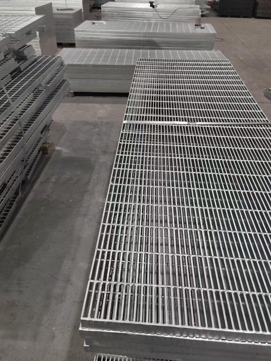 友汇钢格板钢格栅 的想法: 一文读懂SHT102-2016排水明沟盖板规范要求与选型标准｜工程设计必备知识点汇总在石化、化工等工业厂区建设中，排水明沟盖板的设计选型看似不起眼，实则影响着安全性 ...