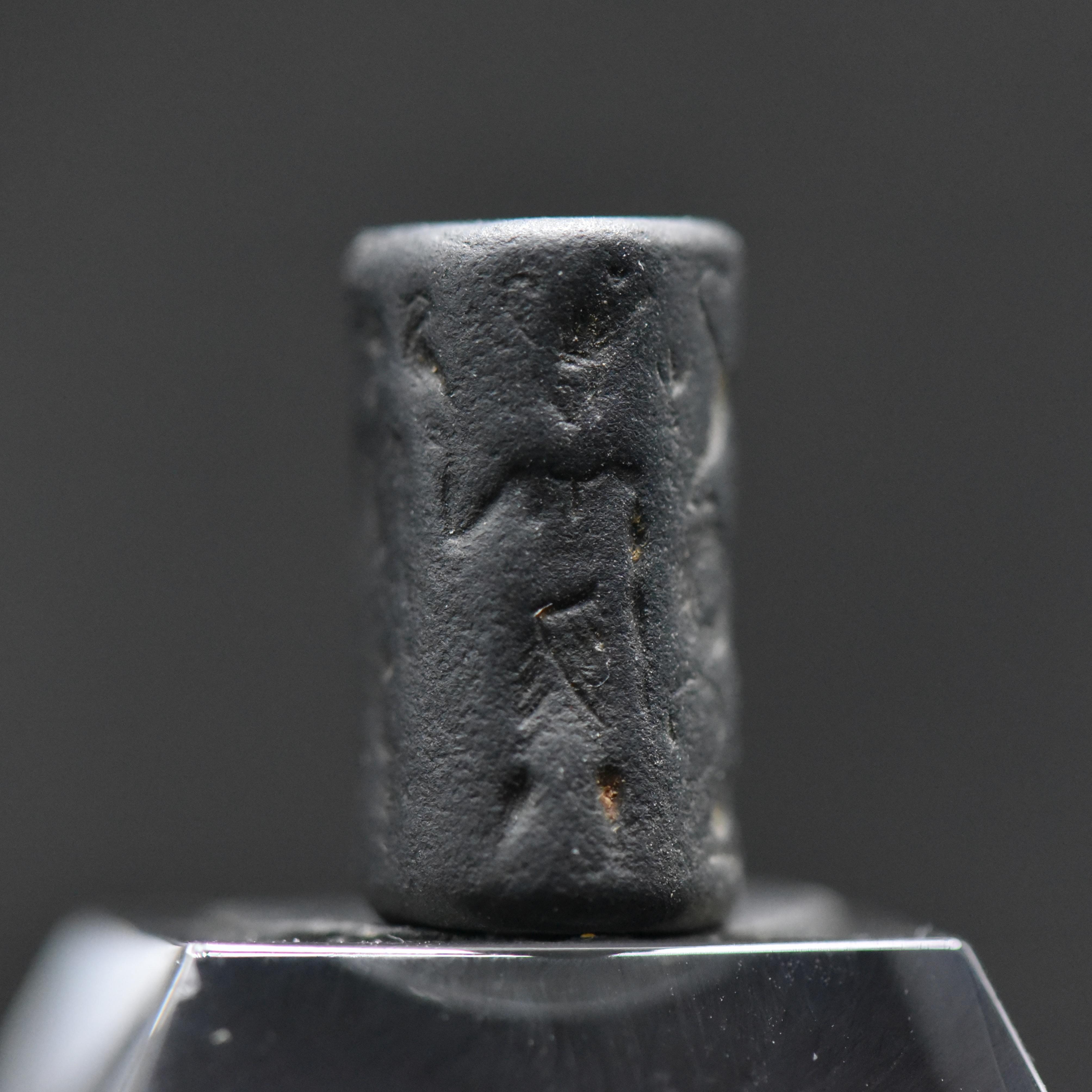 陈良泉 的想法: 所见埃及味最重的一枚古叙利亚微雕褐铁矿滚印 | 和大多数叙利亚系滚印一样，其中带有两河的觐见题材，拉玛女神和一位神面对面 ...