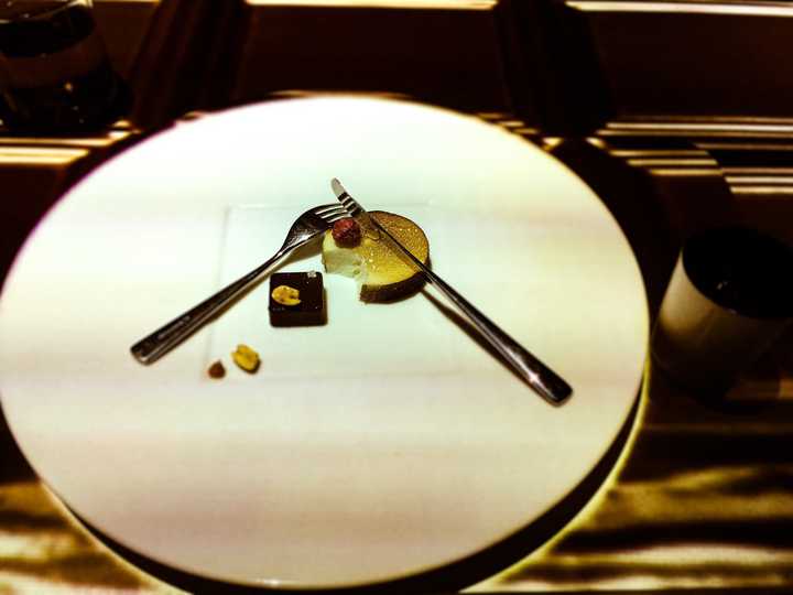 上海紫外线餐厅（Ultraviolet by Paul Pairet）是一个怎样的餐厅，就餐体验如何？ - 知乎