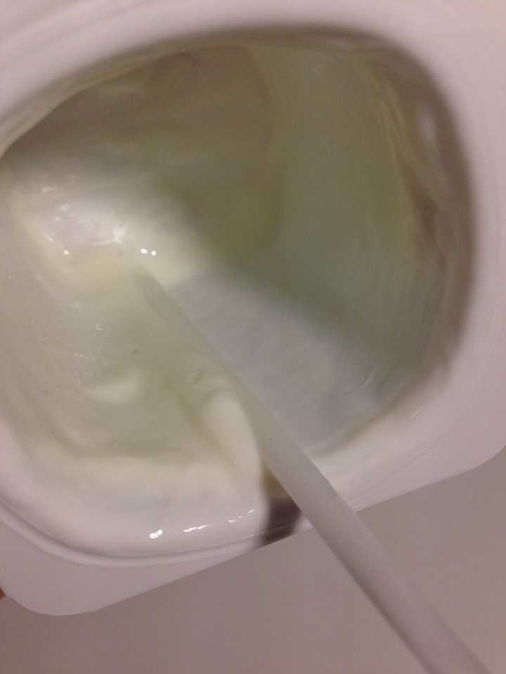 喝酸奶时总会有酸奶残留在瓶子壁上喝不到，怎样才能把酸奶喝干净？ 知乎
