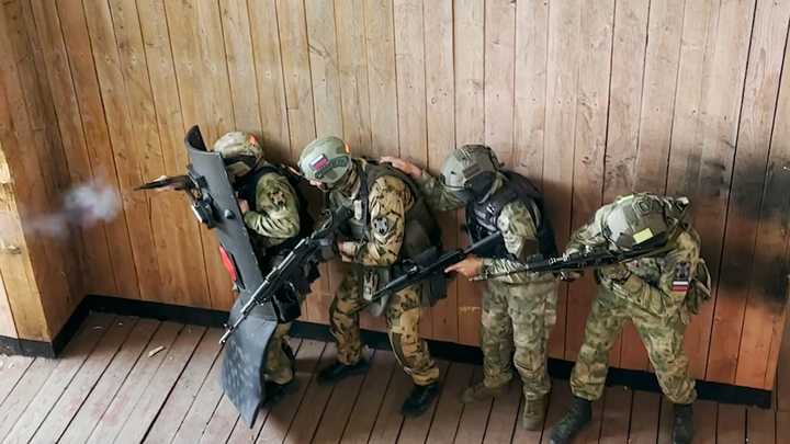 在 CQB 中，有哪些需要注意的战术动作？比如经常看到的手搭前肩膀单手持枪之类的？ - 知乎