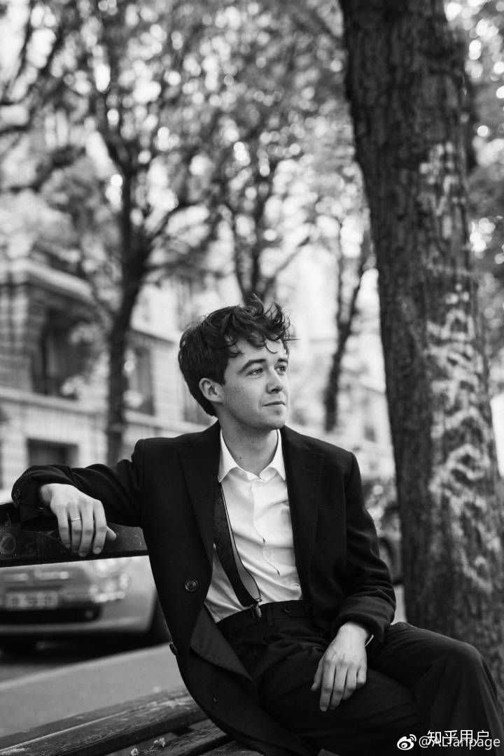 如何评价英国演员Alex Lawther？ - 知乎