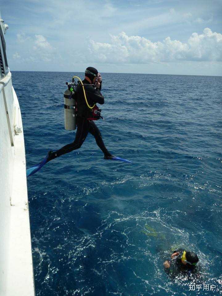 为什么潜水员在下水的时候都是背着后仰落水下去而不是直接跳进水里呢？ - 知乎