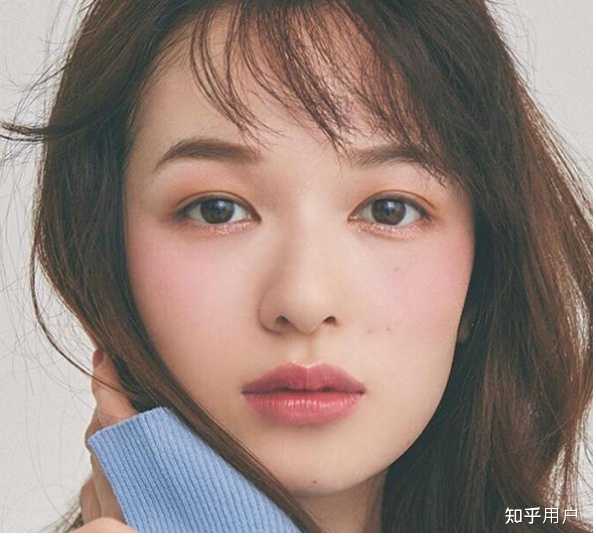 有哪些秋冬「氛围感」妆造让人感觉「恰逢其时」? 知乎