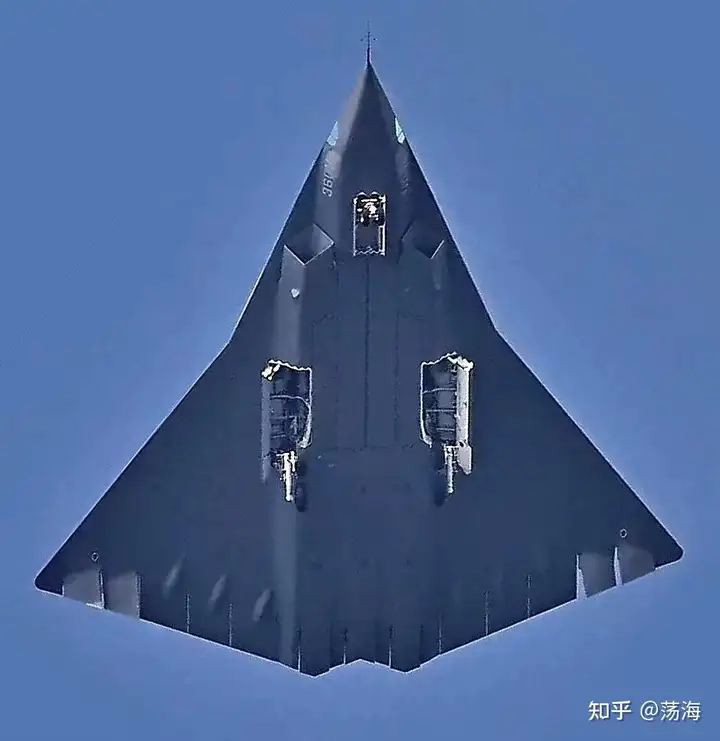 目前总感觉六代机腹部怪怪的。为什么六代机J36主翼和机身不填平后平滑过渡？ - 知乎