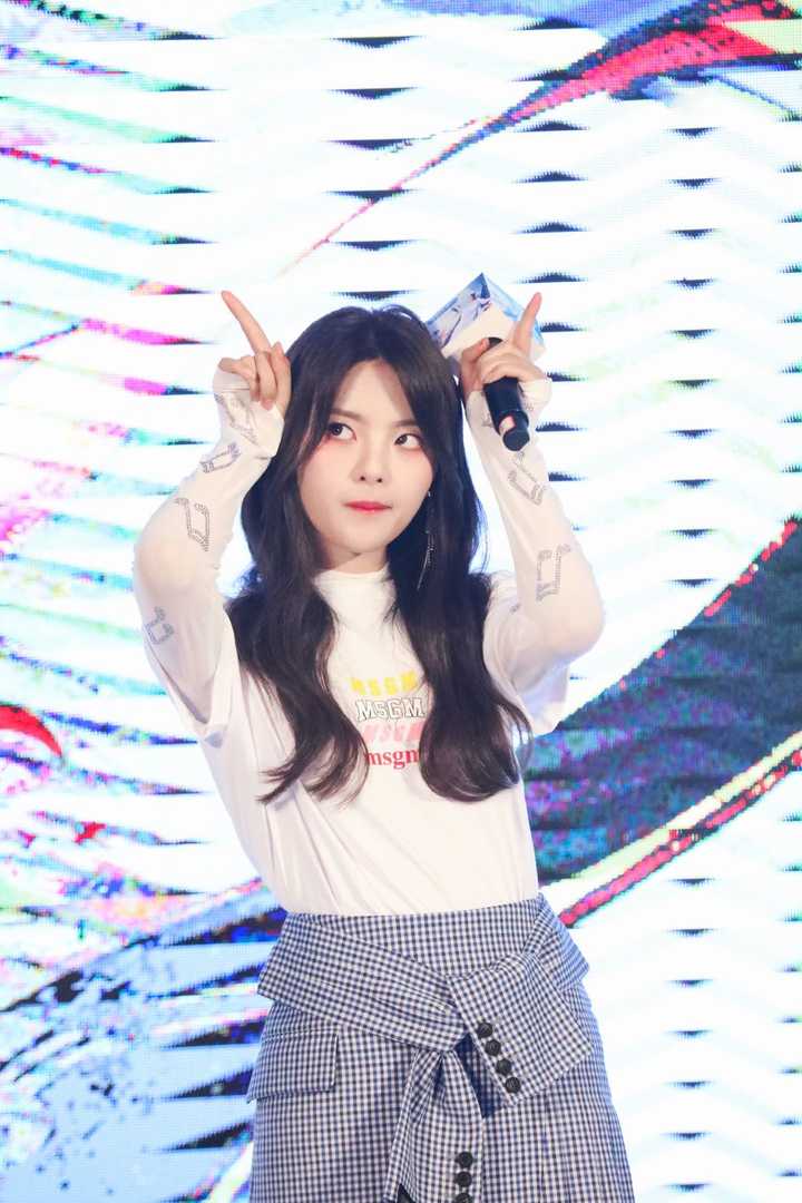 村民们都收藏了哪些杨超越1080p以上分辨率的电脑桌面或者手机壁纸？ - 知乎