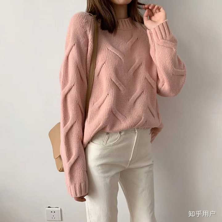 粉色的衣服可搭配什么颜色的裤子好看？ 知乎