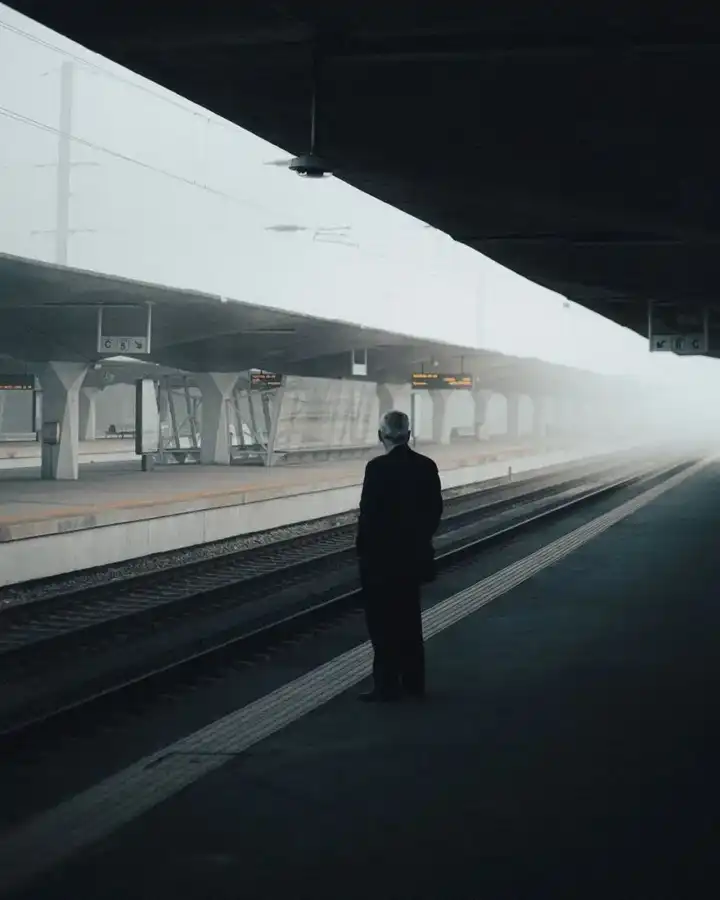 如何拍出孤独感十足的照片？ - 知乎