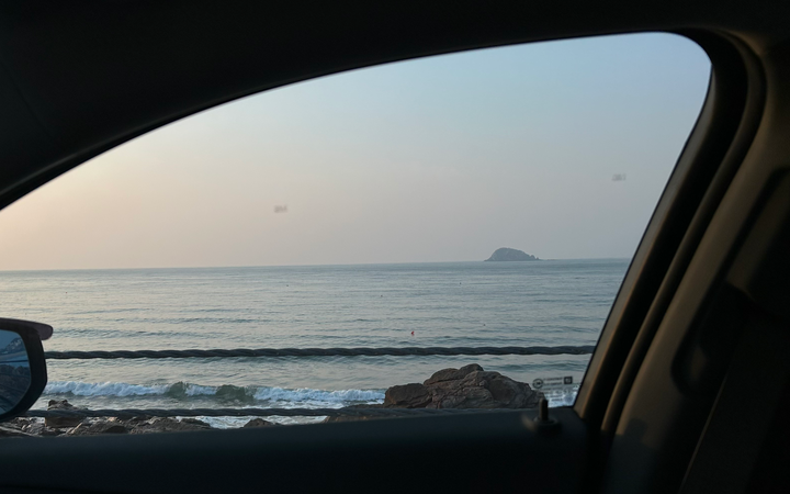 开车在海边公路兜风的时候，你会选择哪一首歌作为 BGM，为什么？ - 知乎