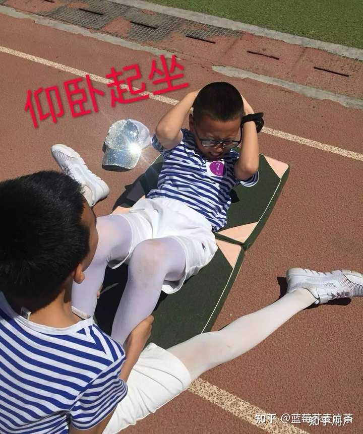 为什么中国部分地区的小学女学生校服,一律配白色连裤袜? 知乎