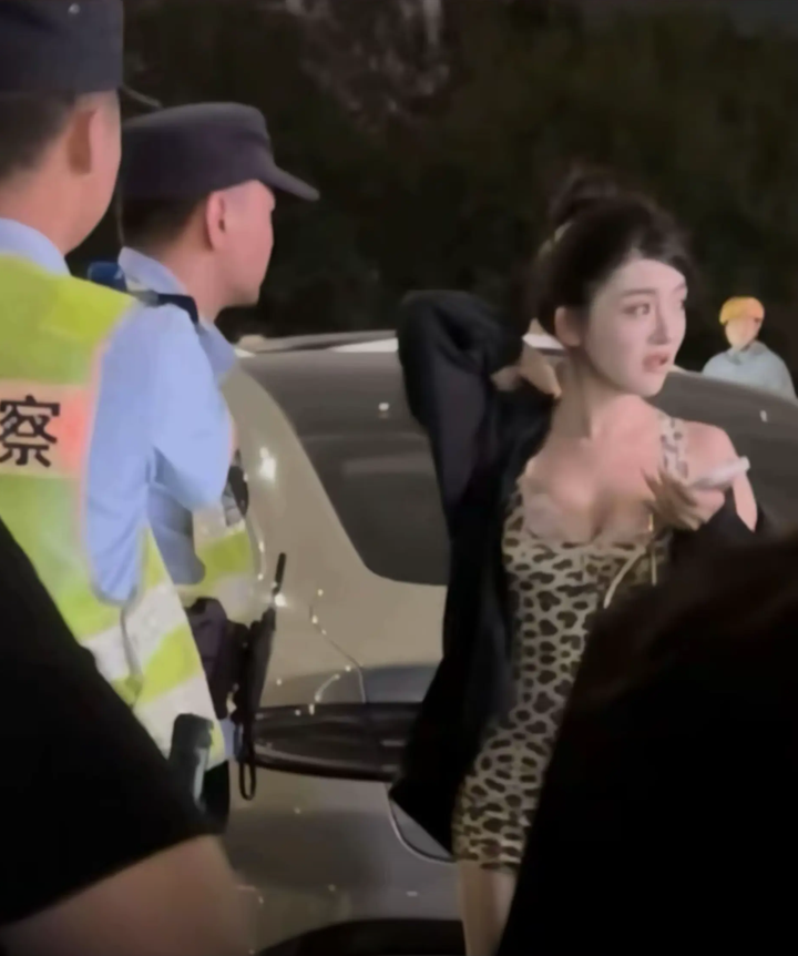 小米SU7在郑州街头连撞8辆汽车、7辆电动车、1辆摩托车，女司机已被警方控制，具体情况如何？ - 知乎