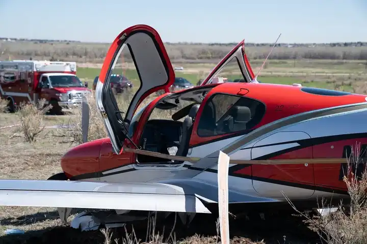 两架飞机空中相撞，看西锐SR22伞降系统如何应对？ - 知乎