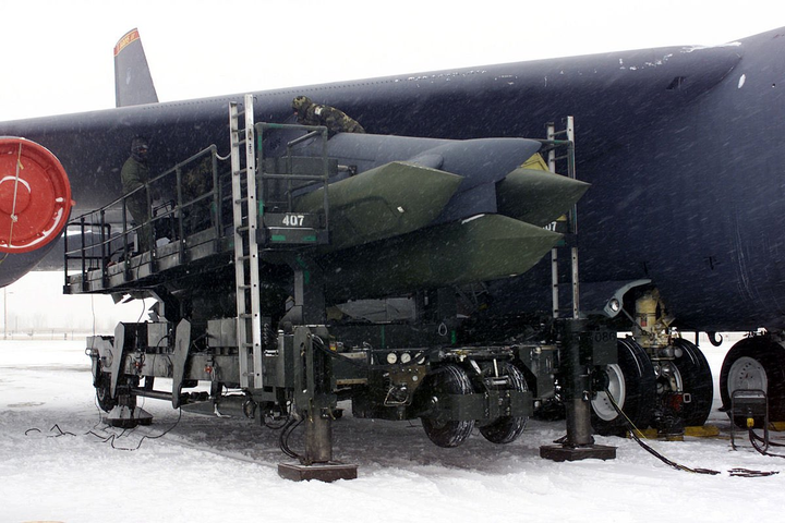 如果把MGM-134A“侏儒”导弹改成空射版本，那么能挂载在哪些现役作战飞机上？ - 知乎