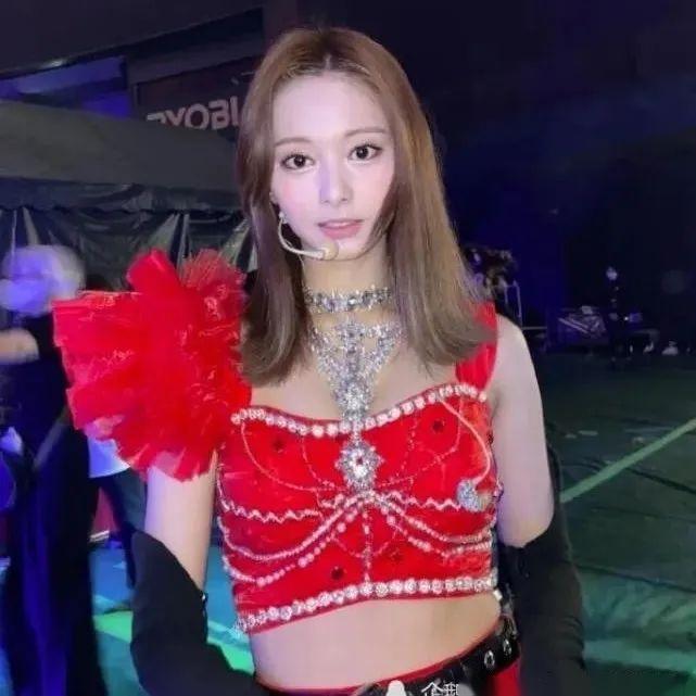 TWICE周子瑜晒演唱会私照，身穿“露脐装”，性感美爆发 - 知乎