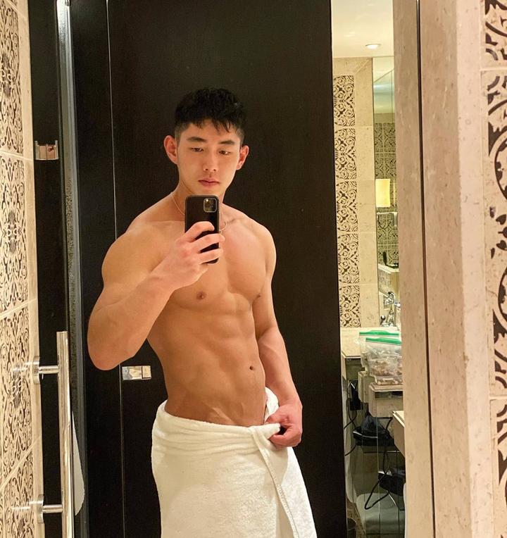 187cm肌肉模特，浴室照片曝光太撩了…… - 知乎