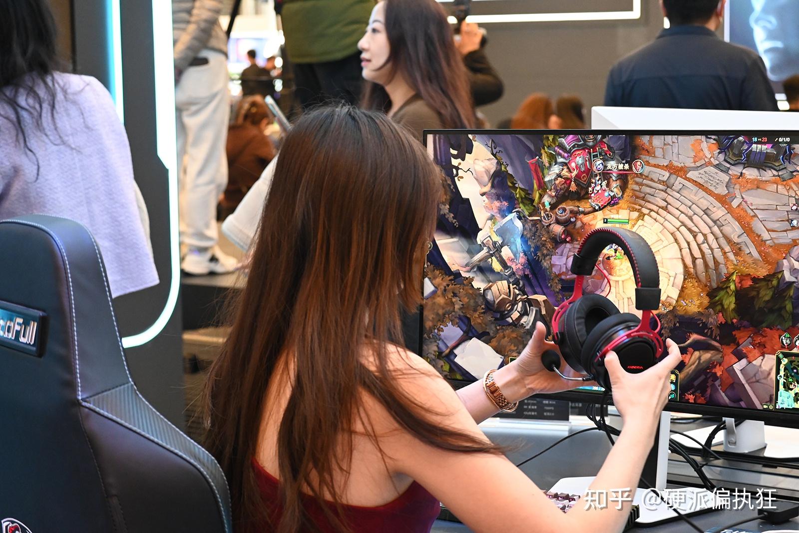 AWE探展｜许昕和Tim都疯了！雷鸟展台把电竞房搬进展会，雷鸟32U8显示器卷哭友商 - 知乎