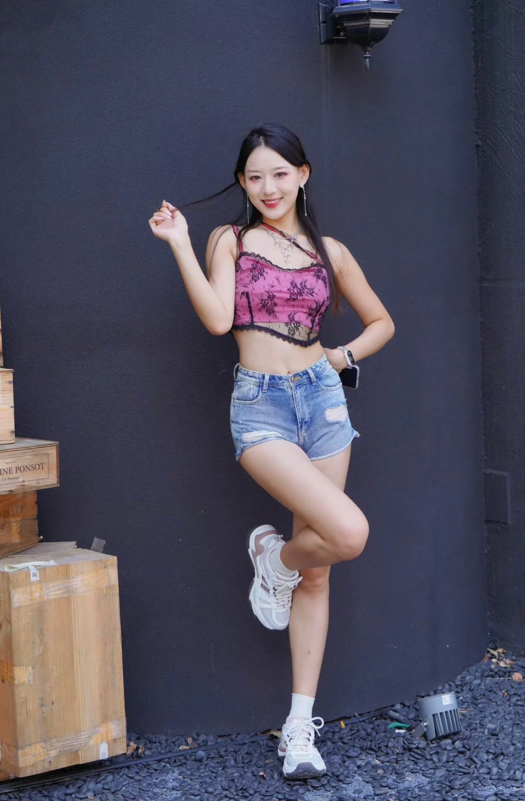 吊带牛仔裤才是yyds！9个辣妹街拍动作，性感显身材，帅爆了 - 知乎