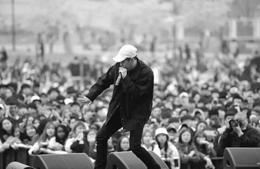 他曾与PG One合作，被戏称为韩国Rap God，却在巅峰时期陷入舆论风波! - 知乎