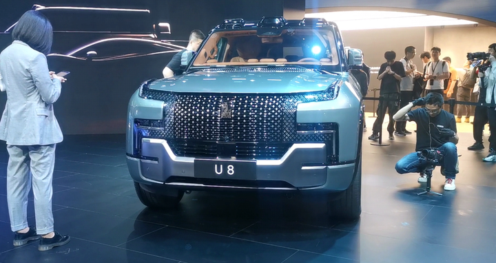 挑战130km/h紧急刹停！比亚迪AEB系统内部测试，不小心又破记录了 - 知乎