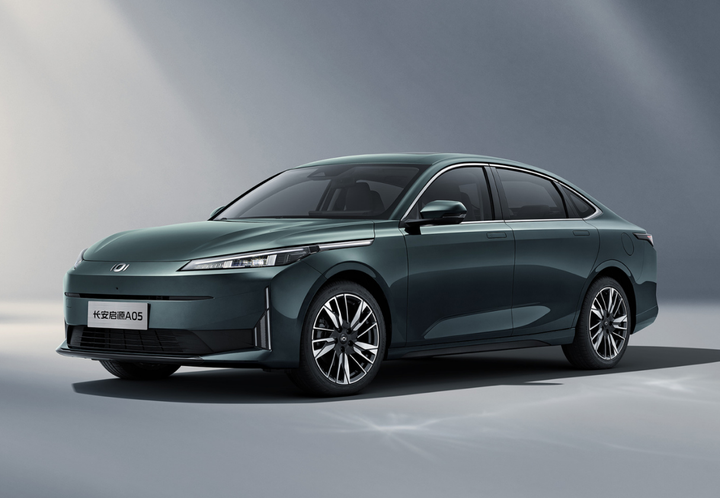 今年“掀桌者”太多，长安启源A05插混带大屏，8.99万够决绝 - 知乎