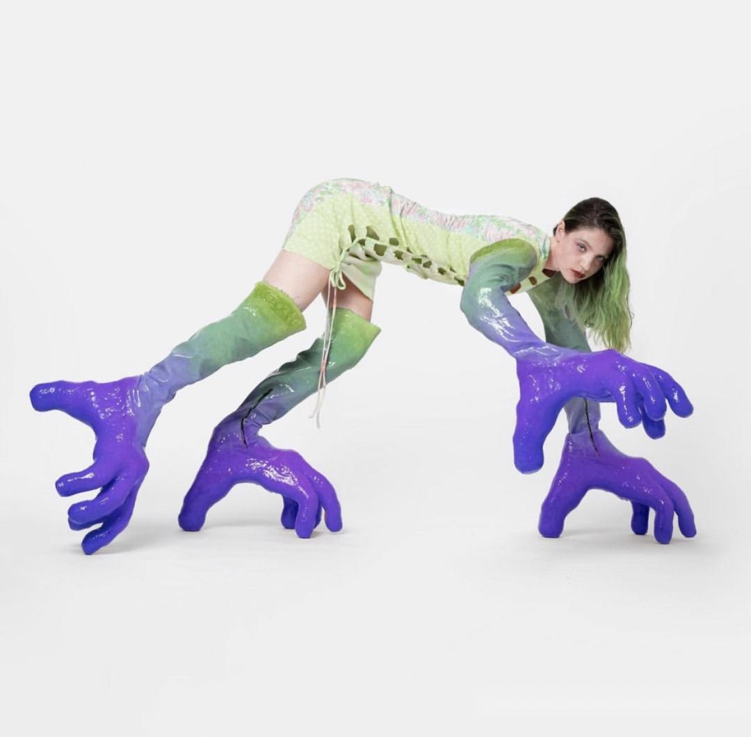 焕新后的AVAVAV，以怪物般的四指鞋踏入未来。 - 知乎