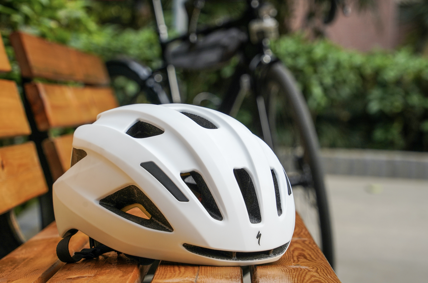 【器材记录】闪电CHAMONIX MIPS和ALIGN II MIPS头盔。 - 知乎