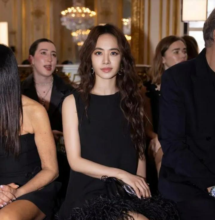 蔡依林出席 Valentino 秋冬大秀！黑色羽毛洋装，派对化身粉芭比 - 知乎