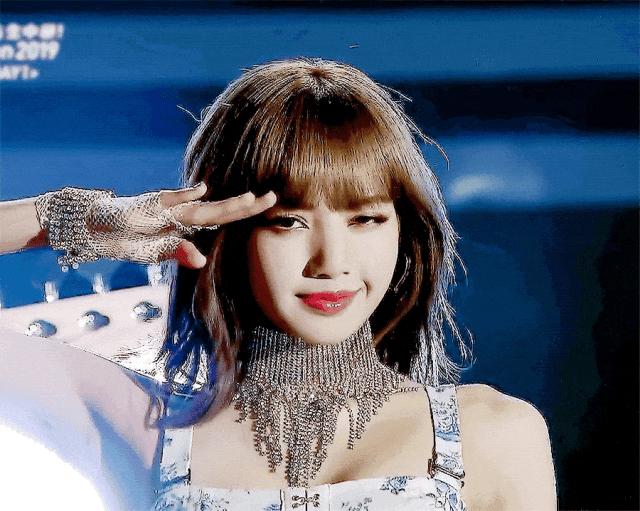 Lisa晒大尺度泳装照疑似嗑药？放飞自我的路上，她一去不复返 - 知乎