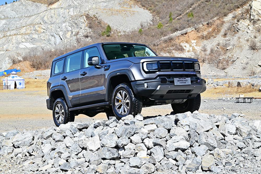 全新BJ40刀锋英雄版，汽油柴油双管齐下 - 知乎