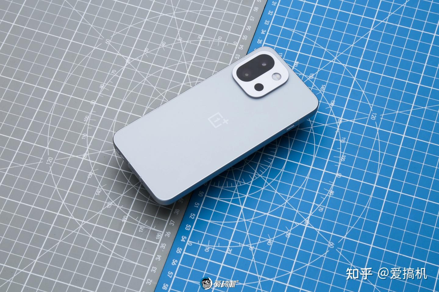 2899元起小直屏，一加13T评测：大电池骁龙8E，小小的也很可爱啊 - 知乎