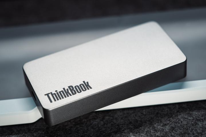 轻薄到超乎想象——ThinkBook氮化镓USB-C饼干适配器 - 知乎