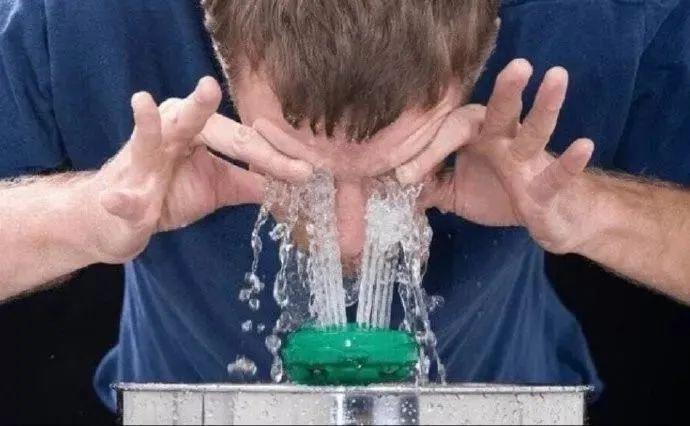 有哪些有趣的地铁老人看手机表情包？ - 知乎