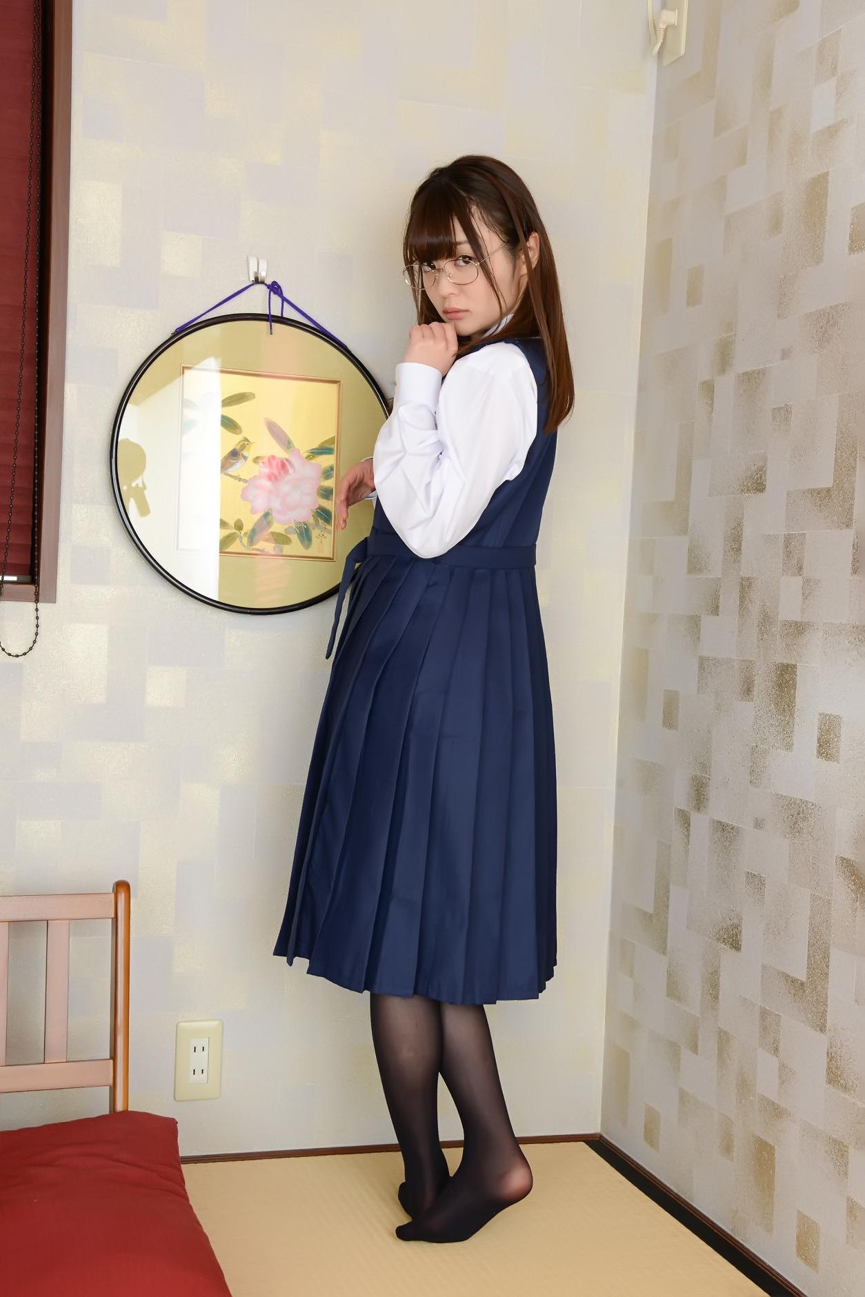 JK制服写真大片！小姐姐戴眼镜知性优雅，黑丝袜的性感不止一面 - 知乎