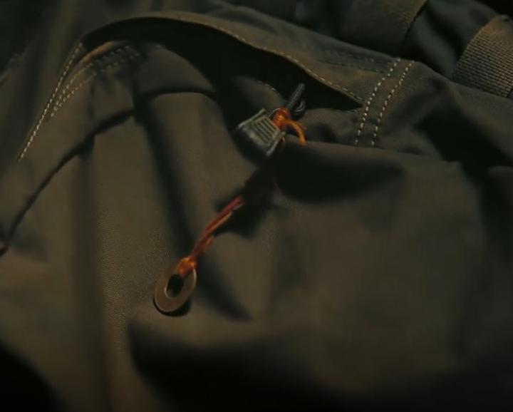 TENET Neil backpack tag | 信条 尼尔 背包上的红绳挂件/挂饰/圆环的出处 - 知乎