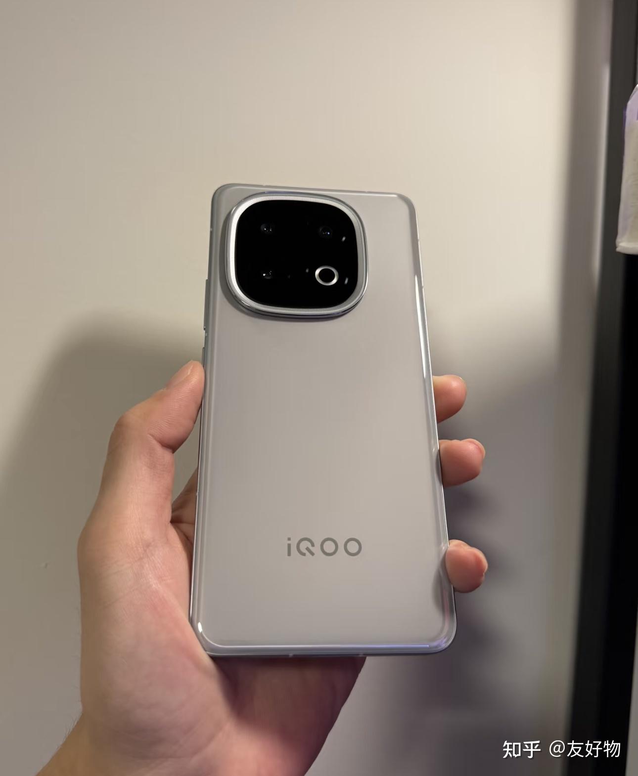 砍掉14！iQOO15摊牌了：直接背刺iQOO13，重回3倍潜望长焦 - 知乎