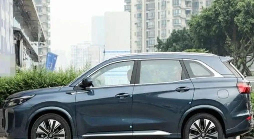 赛力斯打响第一枪！7座中型SUV才7.98万，续航1300km，人人都能玩的起！ - 知乎