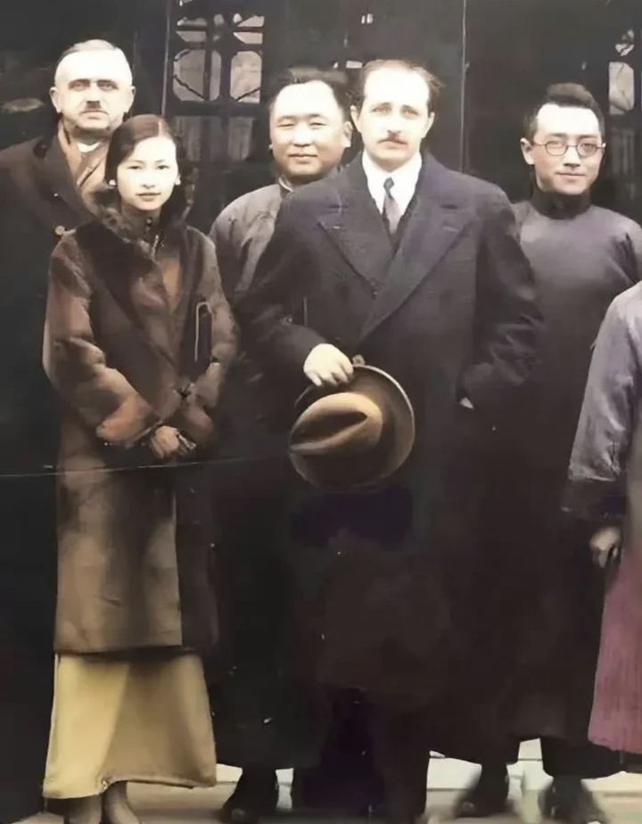 林徽因和胡适的罕见合影,她身着狐裘大衣,裹着玉身,鹅黄旗袍娇轻盈 知乎