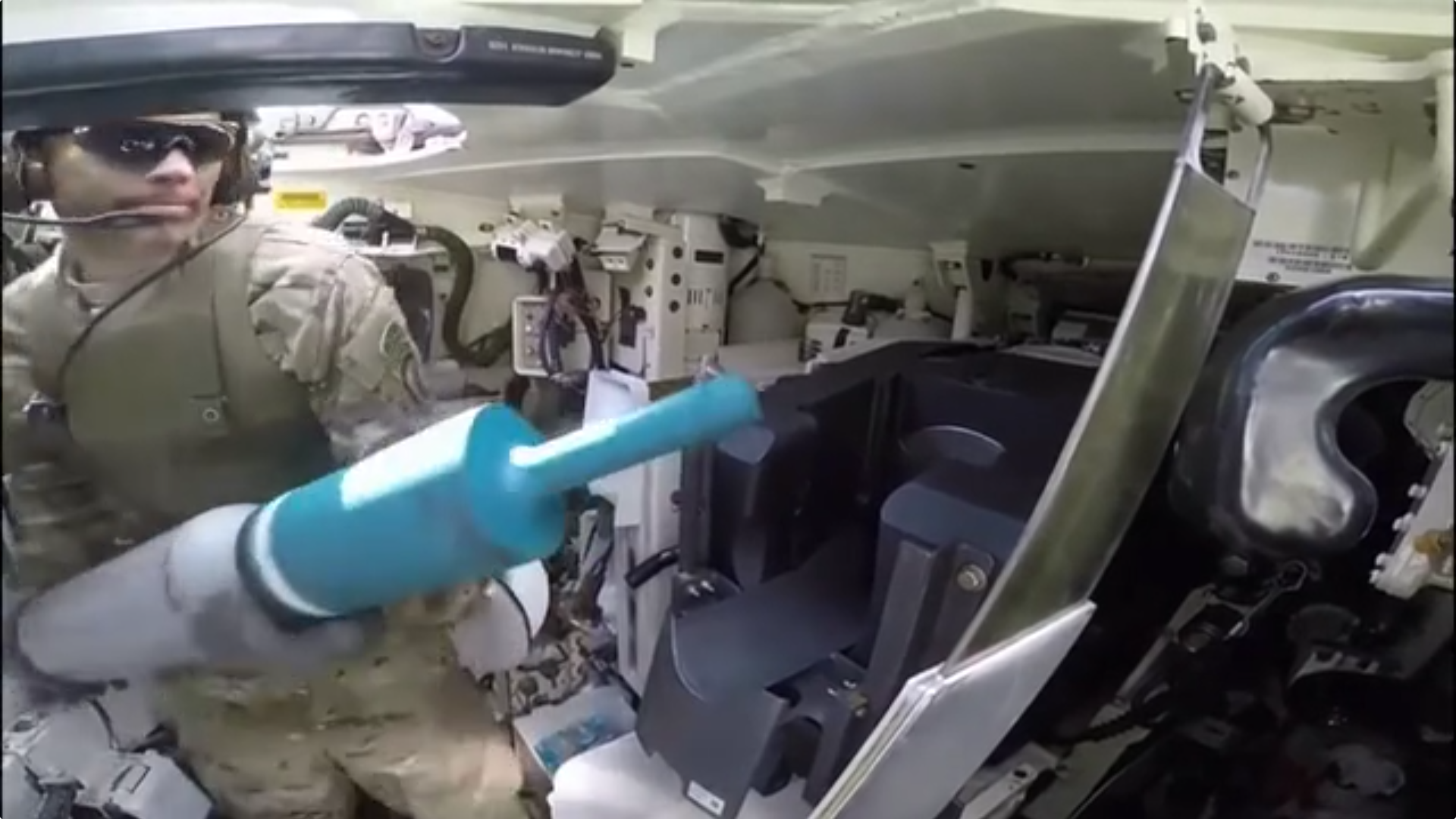 为何豹2坦克在后期型号（L2A5 L2A6 L2A7）中仍旧采用定角装弹？ - 知乎