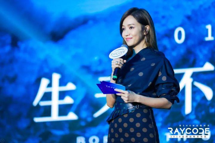 气质女神侯佩岑，RAYCODE发布会亮相主持惊艳全场 - 知乎