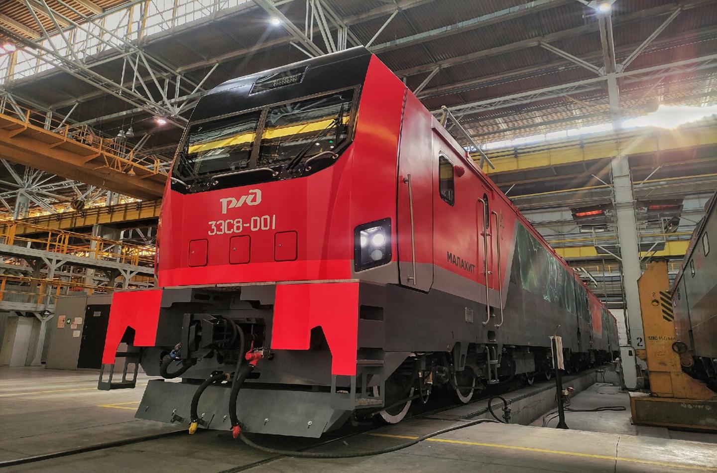 【消息】俄罗斯联邦乌拉尔机车展示新一代干线货运电力机车——“孔雀石”3ES8型电力机车 - 知乎