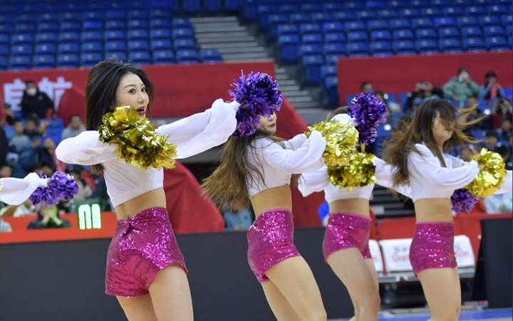 球迷呐喊、啦啦队热舞！这才是CBA该有的样子，青岛大胜山西男篮 - 知乎