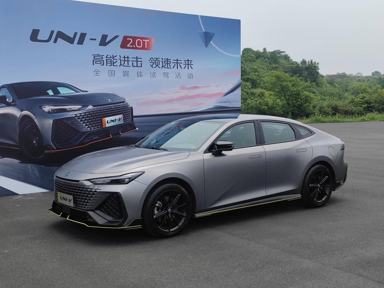 试驾官丨评测长安UNI-V 2.0T，国产运动轿车终于没有样子货了 - 知乎