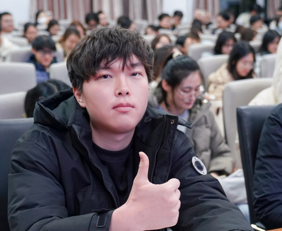 bin参加活动，弹幕里有人不断夸他，被网友深扒后发现是他自己的小号 - 知乎