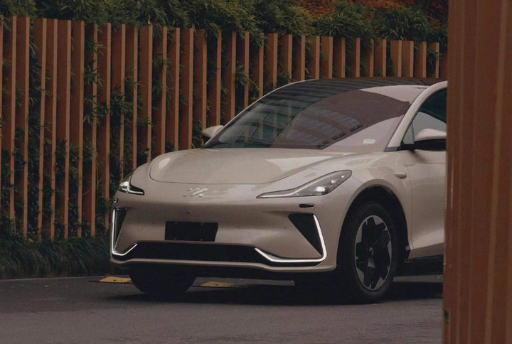 新势力豪华SUV对决：智己LS7对比蔚来ES7谁更超值？ - 知乎