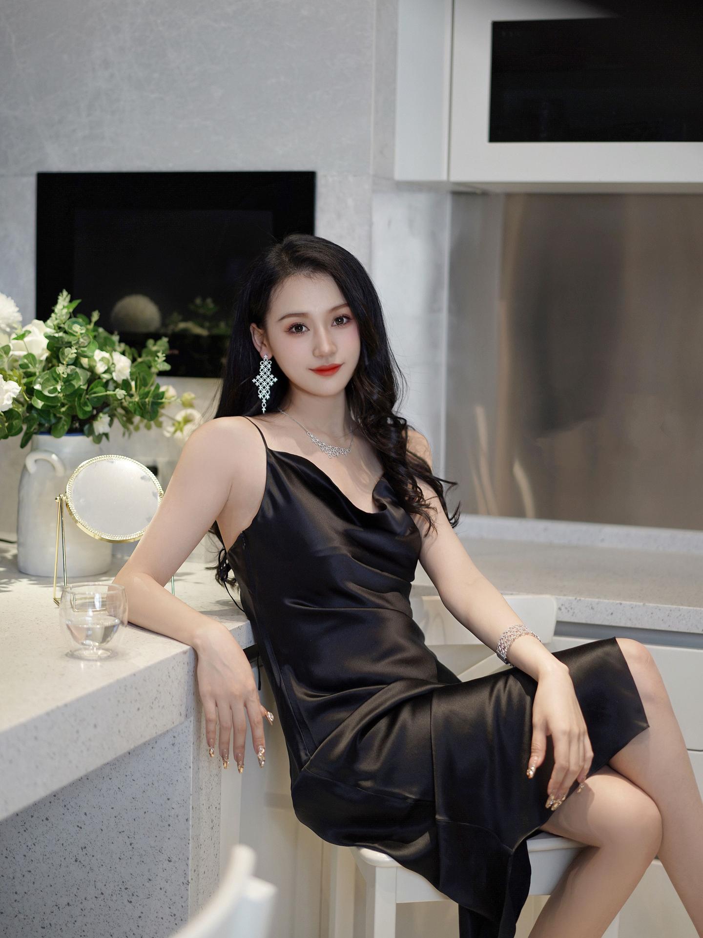 SILKISS氛围感拉满的真丝吊带长裙 - 知乎