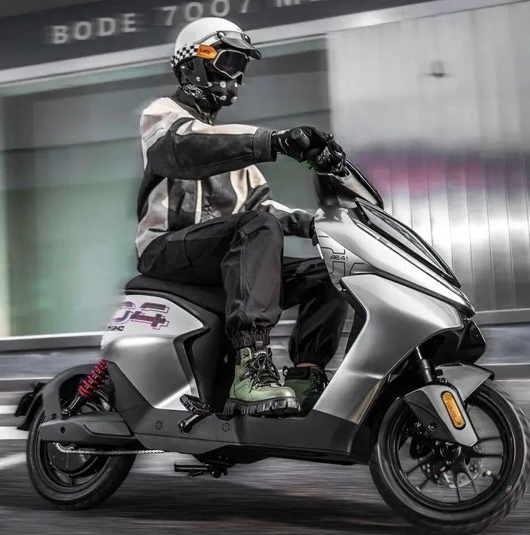 极核AE4、九号M95C+两款热销电摩，谁更值得入手？详细配置来了 - 知乎