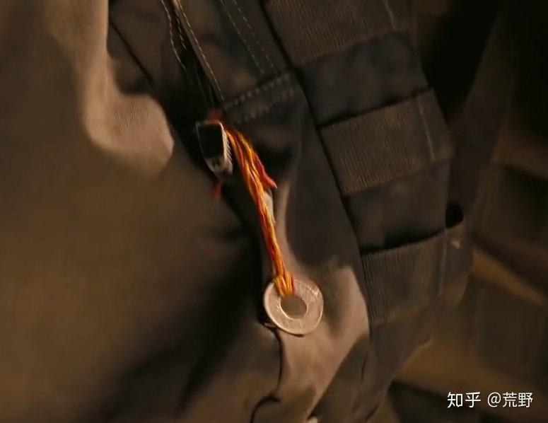TENET Neil backpack tag | 信条 尼尔 背包上的红绳挂件/挂饰/圆环的出处 - 知乎