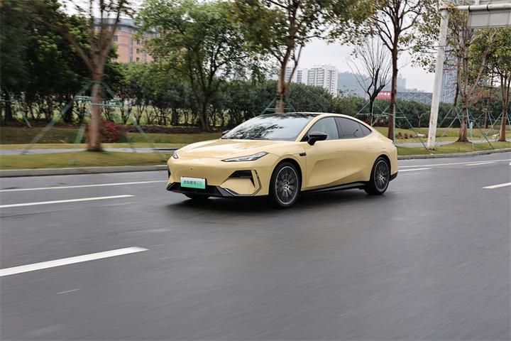 45英寸8K无界屏+3.49s破百，22.88万的银河E8性能版有多能打？ - 知乎